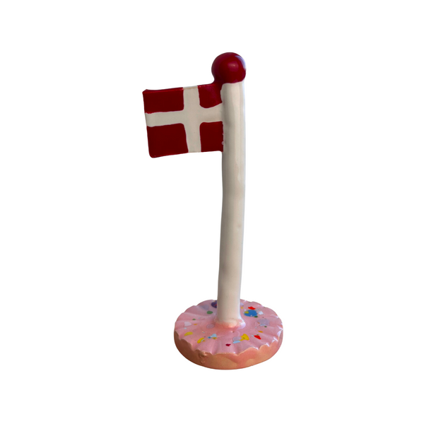 Flagstang med Dannebrog i håndlavet keramik – plint.dk