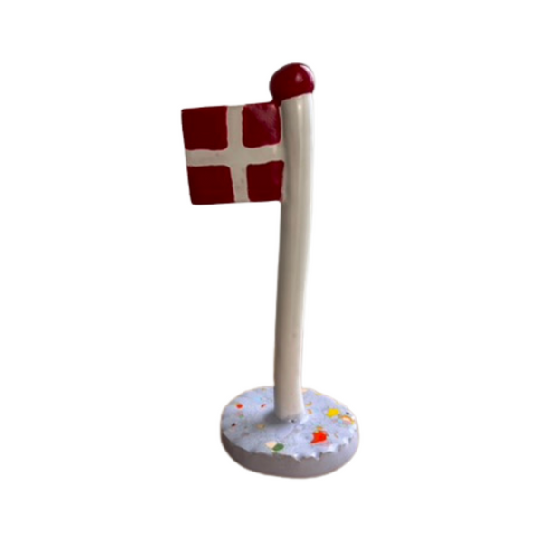Flagstang med Dannebrog i håndlavet keramik – plint.dk