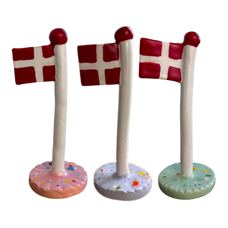 Flagstang med Dannebrog i håndlavet keramik – plint.dk